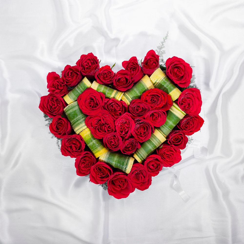 Charming Heart Red Rose Arrangement | Winni