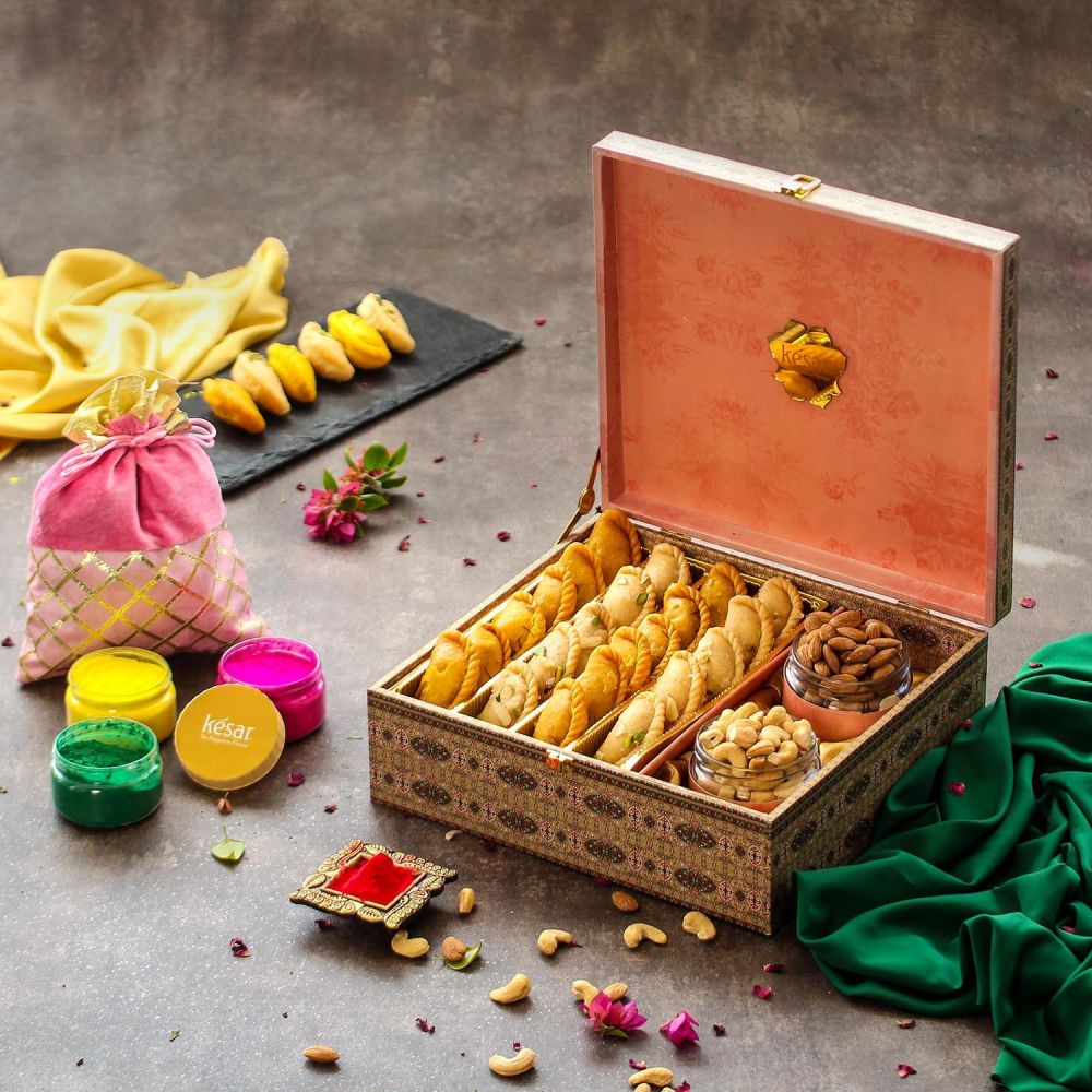 Holi Floral Box Full Of Gujiya Nuts And Herbal Colors | Winni