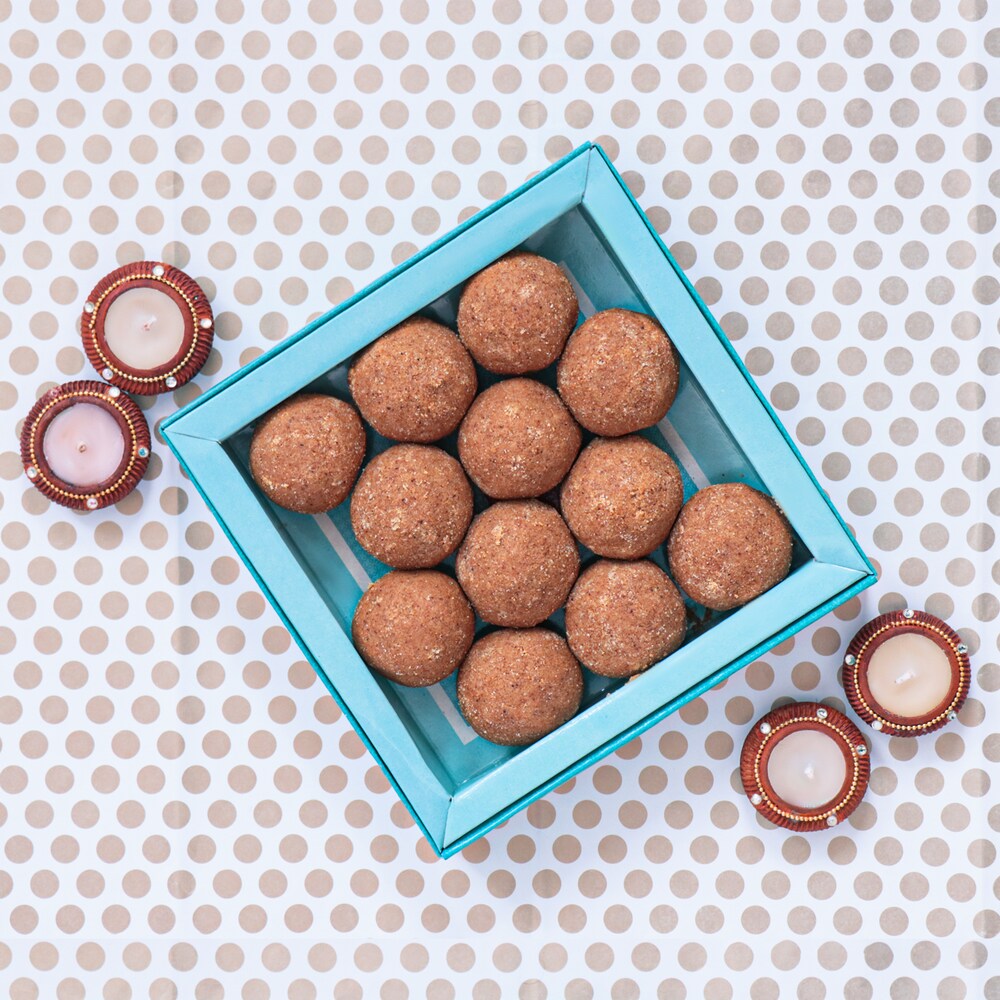Besan Laddoo Box with 4 Diyas | Winni